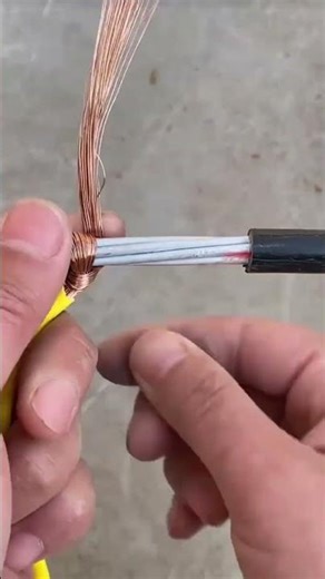 Clean and safe method to connect stranded wires by hand #electricalwork #wiringtips #lifehacks