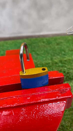 12K views · 37 reactions | The locksmith’s trick that saves any lock  Smart, fast, and practical. #USA #CreativeLocksmith #SmartHack | Home Tricks | Facebook