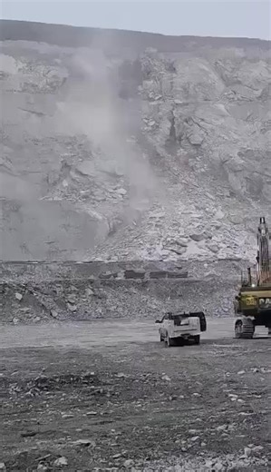 Highwall drops into the pit! | Mining Mayhem