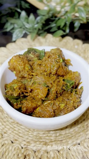 Nusrin kabeer on Instagram: "ഒരുപാട് പേര് ട്രൈ ചെയ്ത് success ആയ റെസിപ്പി 😍😋 İngredients: For spice powder: dry chilli-3 pepper-1/2 tspn cinnamon-small piece fennel seeds-1 tsnpn Chicken -1/2 kg kashmeeri chilli-2 tspn turmeric powder-1/4 tspn salt cornflour-1 tblspn water coconut oil for frying onion -2 big garlic-6-7 nos shallots-8 nos green chilli-1 ginger -1 big piece tomato-2 curry leaves salt kashmeeri chilli-1 1/2 tblspn turmeric powder-1/2 tspn coriander powder-1 tblspn water -1 cup co