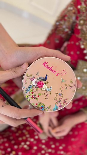 Decorative Compact Mirror: Makeup Tips and Styling