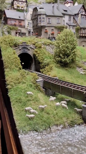 Destination: weekend. . . #alanjockmans #modeltrainlayout #modelbahn #modeltrains #modeltrainhobby #modelismo ##modelleisenbahn #modellbau #trainminiature #modelbouw #narrowgaugerailroad #narrowgauge #narrowgaugerailway #schmalspurbahnromantik #schmalspurbahnen #schmalspurbahn #schmalspur #voiemetrique #smalspoor | Alan Jockmans Productions