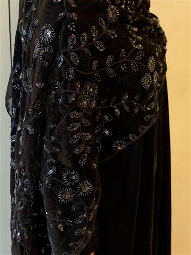 𝐕 𝐄 𝐋 𝐎 𝐋 𝐈 𝐍 𝐄 | 𝐀 𝐁 𝐀 𝐘 𝐀🌌. on Instagram‎: "Code : MM3 price : 26🇴🇲 (عباة الشال)مخمل وشال مخمل مطرز شكك تجنن ❣️ #عبايات #عمان #عبايات⁩⁩⁩⁩⁩⁩"‎