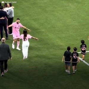25K views · 262 reactions | Antonela Roccuzzo almost cheats on Lionel Messi 﫣 Lionel Messi's wife, Antonela Roccuzzo, experienced an awkward moment during a celebration. The woman from Rosario was very close to kissing another man, but the incident would be clarified shortly after. And all of this happened in the midst of one of the toughest hardships for Messi and his family in Miami. | Extra Time | Facebook