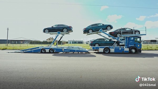 Hydraulic Flatbed Truck Transporting Multiple Cars