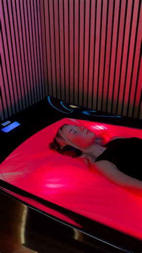 Wellness One Healthstyle on Instagram: "What is Dry Flotation Therapy? 🪷 During dry flotation therapy you lie floating in the soft embrace of a dry membrane that lets all your troubles float away with a feeling of weightlessness while keeping you totally dry. Gentle vibrations massage your body releasing muscle tension and taking you away to a transcendent state 💆🏼‍♀️💫 THE BENEFITS OF FLOTATION THERAPY: There are many proven benefits of flotation therapy. 🌿 Chronic pains may be reduced by 5