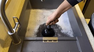 Abflussreinigung mit Tauchkolbenspüle zur Reinigung von: Stockvideos & Filmmaterial (100 % lizenzfrei) 3462674781 | Shutterstock