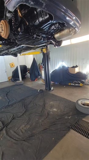 🛡️ Antirouille fait dans les règles de l’art — chez Pro du Lustre Ici, l’antirouille, ce n’est pas un coup de spray à la va-vite. C’est un processus structuré, maîtrisé, exécuté de A à Z. 🔧 Comment on travaille, concrètement : ✔️ Démontage complet des protections nécessaires ✔️ Accès total aux zones critiques (châssis, cavités, dessous) ✔️ Nettoyage en profondeur — pas de saleté emprisonnée ✔️ Séchage complet (oui, complet) ✔️ Application précise d’un antirouille durable et permanent ✔️ Protec