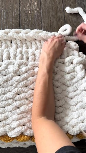 Have you ever tried hand knitting? #fyp #fingerknitting #chunkyblankettutorial #handknitblanket #falldecor #diyhomedecor #etsycreatorco #chenilleblanket #armknitting #diycrafts #handknit | WildlyWoven