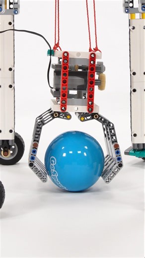 How a robot arm grabs a ball 😃 #legotechnic #robot #technology #robotarm #physics