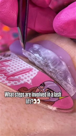 A gentle Lash Lift in Marylebone, London designed to lift and care for your natural lashes, step by step. The treatment begins by softly opening the hair structure so the lashes can be reshaped into a natural lifted form. A tint is applied for depth and definition, followed by an intensive vitamin and mineral treatment chosen according to what your lashes need. The final step provides deep hydration that remains on the lashes, helping them stay soft, flexible, and protected. A calm, precise trea