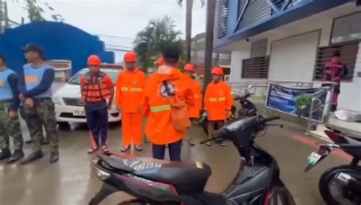 TYPHOON RESPONSE SA EASTERN VISAYAS Nag-deploy ng disaster response teams ang Philippine Coast Guard (PCG) sa Northern Samar, Western Samar, Eastern Samar, Biliran, Leyte, at Southern Leyte ngayong Lunes, Nov. 3, para matulungan ang mga apektado ng Bagyong #TinoPH. 📷: Philippine Coast Guard | News5