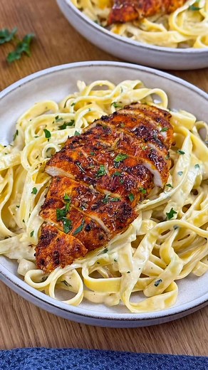 📖 Mein erstes Kochbuch ist da! 👉 80 unkomplizierte Rezepte, die deinen Alltag einfacher und leckerer machen – mit Zutaten, die du sowieso zuhause hast. 🥗 Fast jedes Gericht lässt sich vegetarisch abwandeln – perfekt für jeden Geschmack! ✨ Außerdem im Buch:• Kalorienangaben zu jedem Rezept• Praktische Küchentipps• 3 Lesezeichen zum schnellen Wiederfinden• Bildverzeichnis & Index für mehr Übersicht• Schritt-für-Schritt-Anleitungen für stressfreies Kochen 🎁 Jetzt zur Weihnachtszeit:Hol dir das 