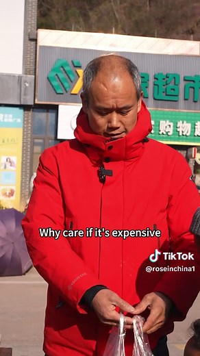 We bought some pork today to make Salted Pork for cooking during the New Year🥰 My husband also got me some strawberries, they’re so tasty🍓