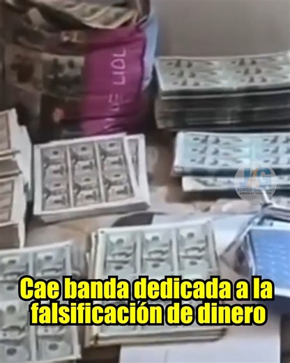🚨 Cae banda dedicada a la falsificación de dinero 💥 La Policía Nacional 🚓 capturó a tres integrantes de la banda criminal “Los Falsos de San Juan”, quienes operaban una imprenta clandestina 🖨️💵 donde se halló una importante cantidad de dólares falsos listos para circular ⚠️. 💥 Gracias a este operativo, se neutralizó dinero fraudulento que iba a ingresar al mercado, evitando un grave perjuicio económico 💸 a comerciantes 🏪 y ciudadanos 👥. 👮‍♂️ Los detenidos fueron puestos a disposición d