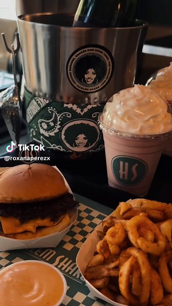 you NEED to try Harlem Shake next time you’re in NY, seriously the best burger I’ve ever had 🍔✨🗽🤍 | #nyc #harlemshake #placestoeatnyc #newyork #CapCut