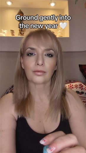 Gentle grounding with Labradorite — supporting calm, steadiness, and soft protection. You don’t need to know the next steps. You don’t need to rush forward. Just arrive in this moment and receive. ✨ Save to return whenever you need grounding #GentleGrounding #LabradoriteHealing #NewYearReiki #ReikiEnergy #grounding