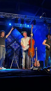 64K views · 1K reactions | Next time you feel the urge to dip out at the start of the bass solo — don’t. That bathroom break can wait. So can your beer : Tara Gracer Foto | Yonder Mountain String Band | Facebook