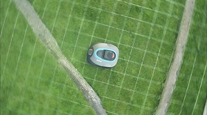 Den Rasen durch das GARDENA smart system mähen lassen und die Freizeit genießen - mit dem Mähroboter smart Sileno . #smartgarden | GARDENA