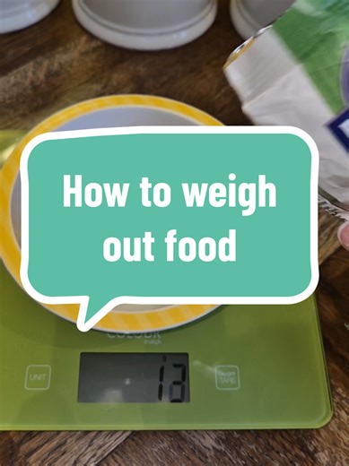 This might seem common knowledge to most of you but ive had lots of comments and messages in the past and today on how I do this so thought id make a video on it! This is how I weigh out things like sauces, butter, pasta, crisps etc. If you aren't using a digital scale and just guessing it will be hard to track properly and get results. Hope this helps. 💋