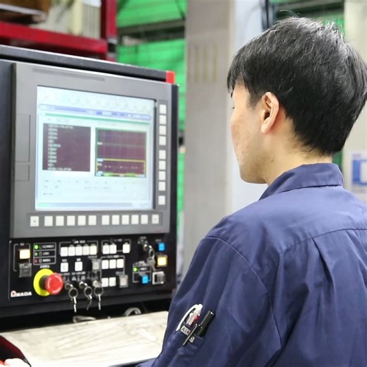 弥生金属【公式】 on Instagram: "こんにちは！ 板金工と一般工を募集しています！ この動画がいいね！と思われたあなた！ ハローワークより是非応募してください！ #ロールフォーミング #ベンダー #金属加工業 #東大阪 #板金 #製造業 #ものづくり #町工場 #中小企業 #金型 #プレス加工 #フォーミング #金属製品 #東大阪工場 #ロール成形 #曲げ加工"