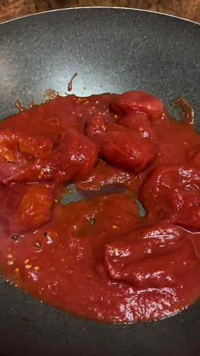 Mummy baru balik from work tadi around 4am gitu..Memang dah exhausted,nak balik and tidur je..Pastu kesian pulak fikir anak makan apa kat sekolah. Semalam mummy penat sangat jugak tak dapat masak.. Kesian keisha..So she gigih la masak terus sebelum rest..Menu hari ni, spaghetti with tomato & meatballs untuk bekal anakku sayang..❤️ #Fyp