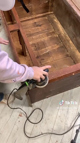 Les grandes etapes de la restauration d’un meuble ancien: -decapage avec norton france et @Festool -traitement vrillettes -pose de peinture et grillage -profiter 🤭 . #work #satisfying #sarisfaction #asmr #asmrsounds #asmrvisual #foryou #pourtoi #brocante #meubledebrocante #recycling #upcycling #secondemain #secondmaininterior #interior #decoration #boisbrut #decapage #campagne #meubledecapagne #etape #beforeandafter #glowup #glow #transformation #satisfyingcleans #cleans #nettoyage @Mr Bricolag