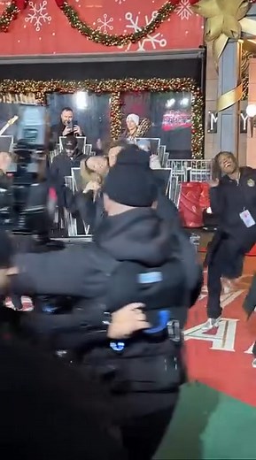 Jonathan Groff rehearsing for￼ the macys thanks Giving day parade #fblifestyle | thebroadwaywiz