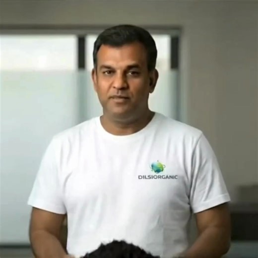 Biochar පාඩමේ අවසාන කොටස! (Part 3) 🎓🖤 අපි හදාගත්ත අඟුරු ටික "Activate" (සක්‍රීය) කරමු. ⚡ ⚠️ අවවාදයයි: අපි කලින් වීඩියෝ එකේ හදාගත්ත අමු Biochar (Raw Biochar) කිසිම වෙලාවක කෙලින්ම පසට දාන්න එපා! එය හරියට වේලිච්ච ස්පොන්ජ් (Sponge) එකක් වගේ පසේ ඇති සාරය උරාගන්නා නිසා ගස් කහ වී මැරී යා හැක. ✅ කළ යුතු දේ (Activation): පසට යෙදීමට පෙර, එම අඟුරු පෝෂ්‍ය පදාර්ථ වලින් "පුරවන්න" ඕනේ. සරලම ක්‍රමය: හොඳ තත්ත්වයේ දියර පොහොරක (Liquid Fertilizer), කොම්පෝස්ට් තේ (Compost Tea) හෝ ගොම දියරයක මෙම අඟුරු පැය 24ක් - 48