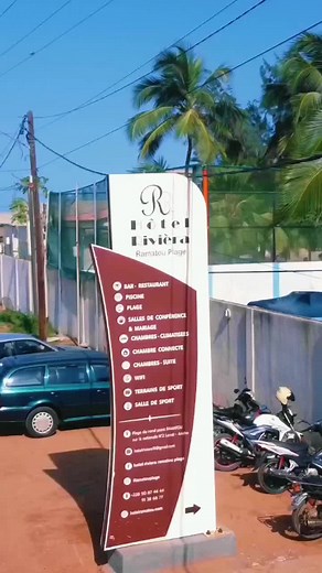 Prenez une pause, arrêtez de scroller et suivez nous pour un tour sur notre belle plage. Admirez le scintillement du soleil sur l'eau, la clarté de notre piscine, le terrain de jeu, la danse des cocotiers... Bienvenus à l'hôtel Riviera Ramatou Plage, 🌞🌴🌊🍹le cadre par excellence qui vous accueille pour vos sorties en famille, entre amis, et pour vos séjours. 🤗 📍 zone portuaire nationale n°2 Infoline: 228 92700010 #Riviera #Ramatou #Team228 #Fun #beach #sun #Hotel