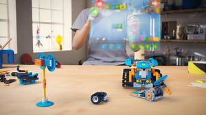 Der Mehrzweck Rover 4 ist ein tolles Fahrzeug mit vielen coolen Möglichkeiten! 😎 Er kann mit dem LEGO Boost 5in 1 Set gebaut und programmiert werden! Erfahre mehr auf LEGO.com/Boost - Teste ob dein Tablet kompatibel ist unter LEGO.com/devicecheck | LEGO