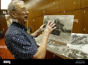 KRT US NEWS STORY SLUGGED: WARPHOTOS KRT PHOTOGRAPH BY MICHAEL WALKER/CHICAGO TRIBUNE (June 7) Henry van Westrop sets up his photos at the Blue Island Public Library in Blue Island, Illinois. The library is displaying photos taken during World War II and Iraq. Van Westrop photographed with the 33rd Infantry Division during the Second World War. (Photo by cdm) 2005 Stock Photo - Alamy