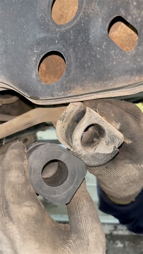 suspension stabilizar bushing sound fixed replace bush #mechanic #automotive #motivation #fblifestyle #tips #suspension #bushing #fbreelsfypシ゚viralシ #fbreelsfypシ゚viralvideo #fbreelsfypシ゚viralfbreelsfypシ゚viral | Mechanical Tips