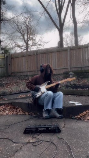 @toast_ on Instagram: "🪽 #guitarsynth #rolandvg8"