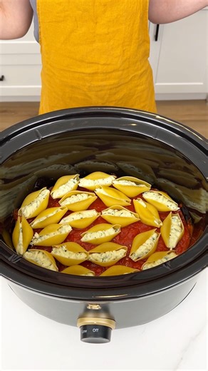 Easy Italian crockpot dinner I make a stuffed shell dinner in my slow cooker. | Justine Kameron