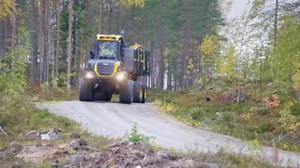 PONSSE Firefighting Equipment offers a quick, easy and simple way to turn a regular forest machine into a firefighting unit. There are a large number of forest machines, and when harnessed to firefighting activities, they increase the accessibility of wildfire locations to an entirely new level. 💦🔥 🟡 Water tank - the aluminium water tank forms the core of the firefighting equipment. The top of the tank is equipped with large refilling units through which chemicals can also be added quickly an
