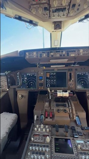 B767 cockpit #pilot #airlinepilot #aviation #pilotpete #pilotlife