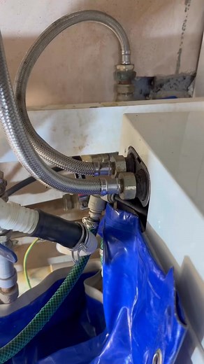 Replaceing plastic pipework for copper! All so i could change the wahing machine tap! #asmr #plumbing #toolbag #pipes #tools #cleancopper #plumbertools #pressf | Walsh Matt
