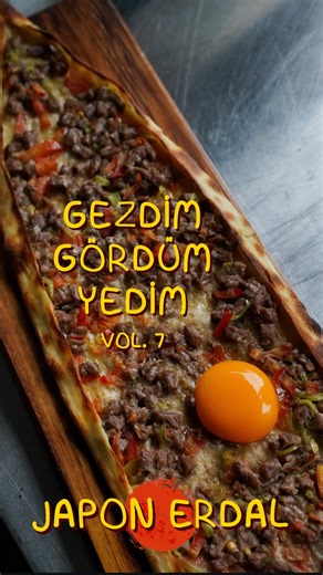 Enes Bayram on Instagram: "Bu pide hem Samsunlu hem de Japon🫓🇯🇵 @japonerdal İstanbul’da güzel Samsun pidesi yemek isteyenlere mükemmel bir öneriyle geldim. Nev-i şahsına münhasır karakteri ve damak çatlatan pideleriyle @japonerdal karşınızda!😮‍💨 İki pide aşığı arkadaş tarafından kurulan Japon Erdal, menüsünde peynirli, kıymalı, kuşbaşılı ve pastırmalı olacak şekilde dört pideye yer veriyor. İlk ısırıkta da zaten daha fazlasına ihtiyaç olmadığını direkt anlıyorsunuz🤤 Benim favorim çiğden kı