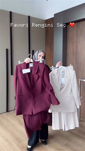 LUREX MODA on Instagram: "LUREX MODA Hira blazer takım; şık kesimi, modern duruşu ve kusursuz uyumuyla stilinizi bir üst seviyeye taşır. Gün boyu konfor sunan yapısı sayesinde hem ofiste hem özel davetlerde zahmetsiz şıklık sağlar. Tek parça ile güçlü, net ve elegan bir görünüm arayanların favorisi."