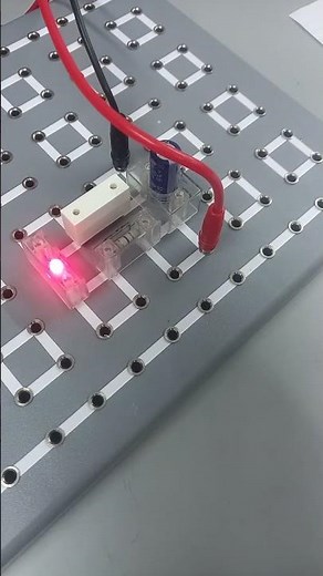 Protoboard para armar un circuito en serie.