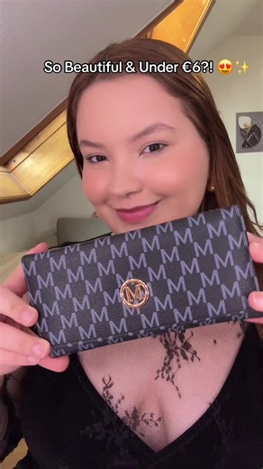 This wallet is absolutely gorgeous and super affordable — less than €6! 😭👜 It looks elegant, classy, and way more expensive than it actually is. Perfect for everyday use, fits perfectly in your bag, and gives luxury vibes on a budget. If you love chic pieces without overspending, you need this one. Grab it now from my orange cart before it’s gone 🧡 #BudgetFinds #AffordableLuxury #TikTokMadeMeBuyIt #FashionDeals #MustHave