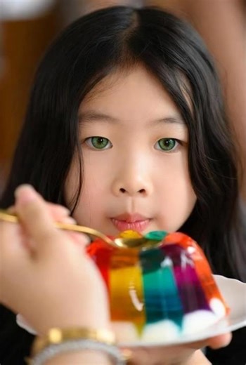 cute beby eats jelly with her beautiful green eyes. #ai #cute #asmr #beby #greeneyes#aiart