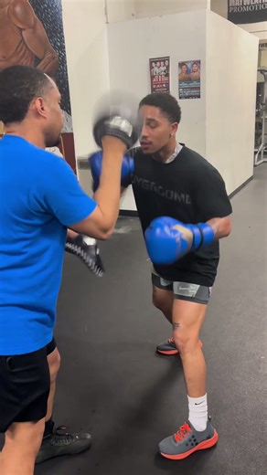 JHON INGRAM PERFORMS A CATCH & RETURN FOCUS MITT DRILL AT MAYWEATHER GYM