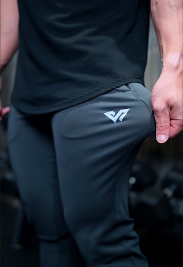 Basic Jogger andalan ini selalu siap buat maksimalin performa latihan lo 🔥 Mumpung lagi ada diskon nih, langsung checkout sekarang juga ‼️ #Whittaker #BasicJogger