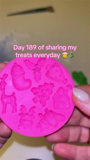 Day 189 Today was all about the tiny details — Christmas shapes made with a silicone mold and soft fondant, one by one. Simple, clean, and the start of all the holiday magic that’s about to roll out of Duck Dough Party Co. These little pieces end up bringing so much character to my treat boxes, and honestly, they’re one of my favourite parts of decorating. If you’re into small festive details, you’ll love what’s coming next. 🎄✨