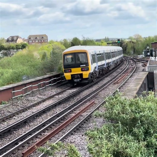 Class 465 Train ( Southeastern ) at Northfleet Kent