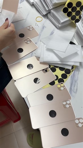 Lujialie on Instagram: "The logo labels are being applied to the bulk iPhone back covers that need urgent processing📲📲#AppleiPhoneParts#OriginaliPhoneLCDWholesale#Applephonebackglass #OriginalApplephonebackglass"