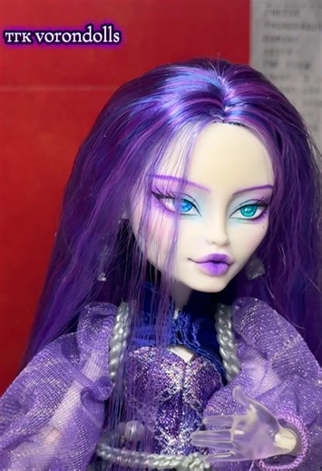 ooak Spectra Vondergeist g3 repaint 💜🤍 Какой же великолепный у нее молд! Такие острые скулы, которые абсолютно не гармонируют с её базовым макияжем (на мой взгляд) #monsterhigh #ooak #ооак #монстерхай #монстерхайооак
