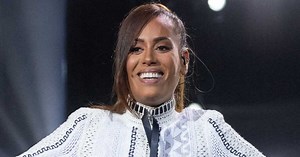 Amel Bent irrésistible : sa mini robe transparente qui dévoile ses dessous fait jaser (oups !)